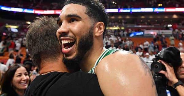 Los Celtics, al borde de la remontada histórica