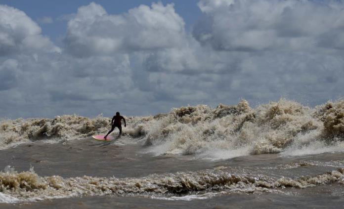 Surfistas montan larguísimas olas en desembocadura del río Amazonas