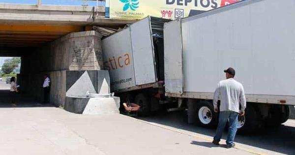 Tráiler atorado violó diversas restricciones