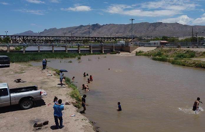 El calor orilla a familias a bañarse en el río Bravo