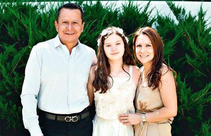 ALEXA FELIZ, RECIBE LA COMUNIÓN