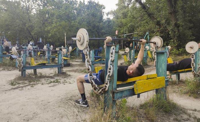 Kachalka, legendario gimnasio al aire libre en Kiev que se mantiene ...