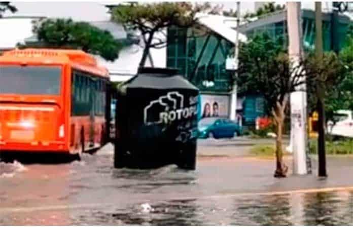 Captan a tinaco circulando en calles de Jalisco