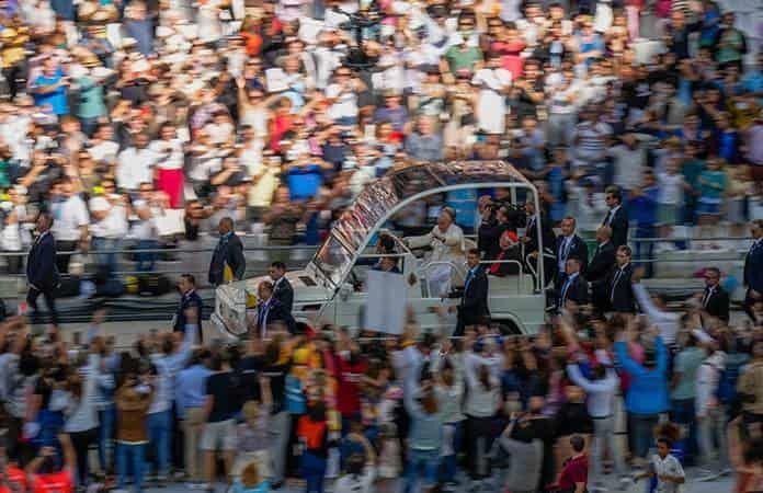 Papa Francisco reta a Macron a abrir sus puertos