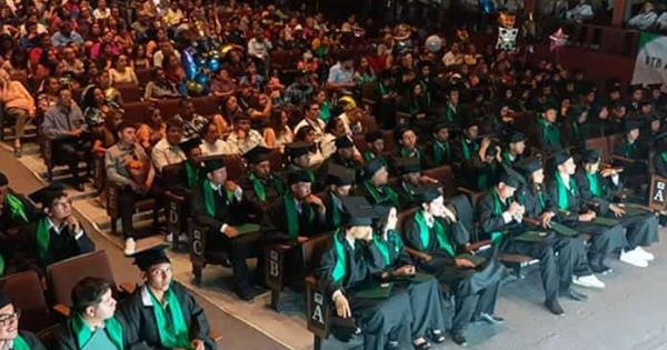 Se gradúan alumnos del Conalep