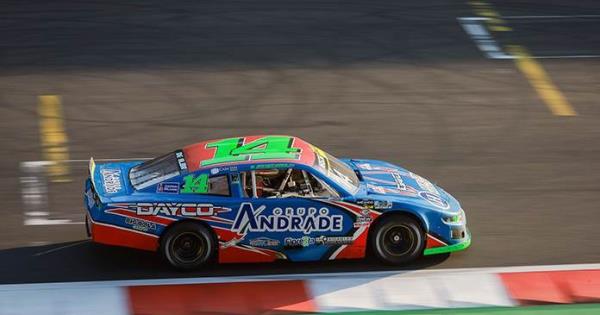 Alex de Alba se corona en NASCAR Challenge
