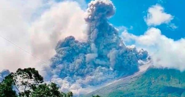 Volcán Marapi hace erupción