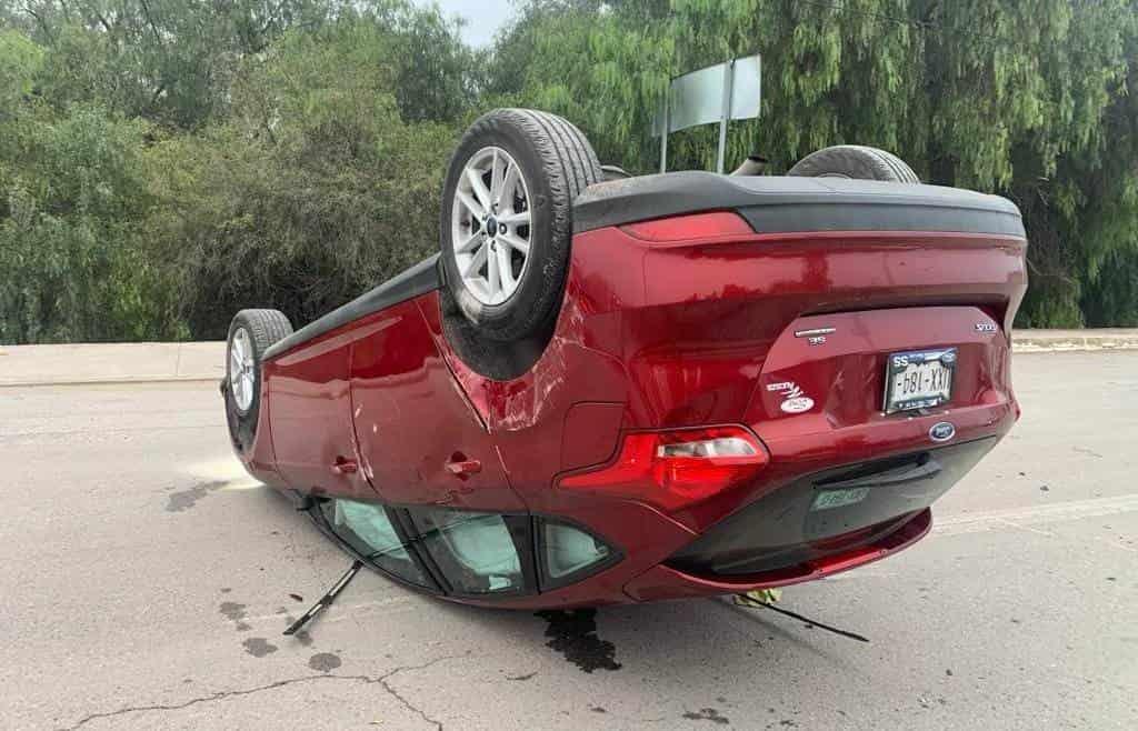 Conductor vuelca su auto en Anillo Periférico