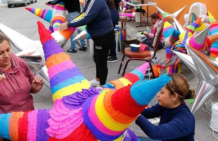 Cientos de piñatas adornan el Callejón de López