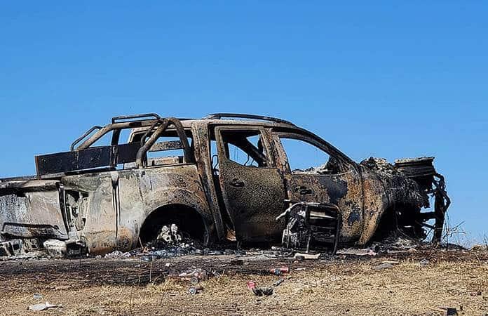 Hallan 5 cuerpos calcinados en una camioneta