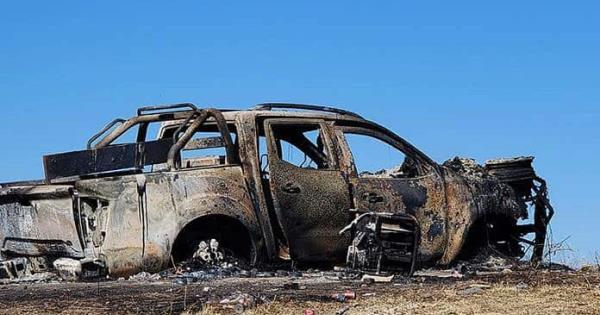 Hallan 5 cuerpos calcinados en una camioneta