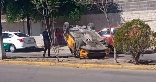 Vuelca raudo carro en colonia Del Valle