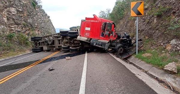 Tráiler Choca Contra Un Cerro El Chofer Vive De Milagro