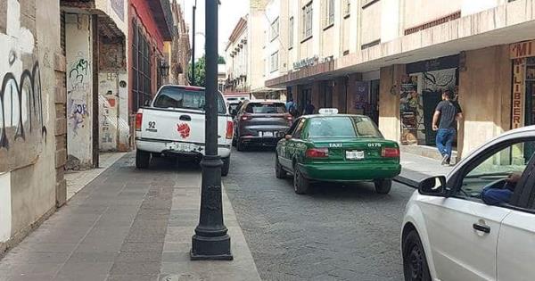 Camioneta obstruye toda una banqueta