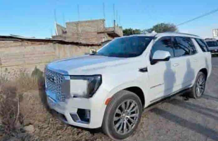 Hallan 5 cuerpos en una camioneta