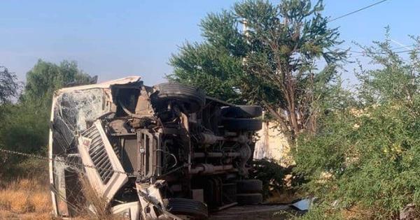 Vuelca camión de personal en Periférico Norte