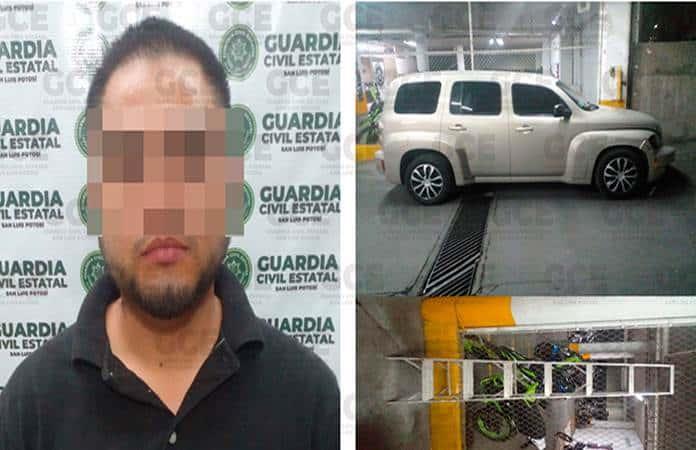 Cachan a un ladrón robando en una casa