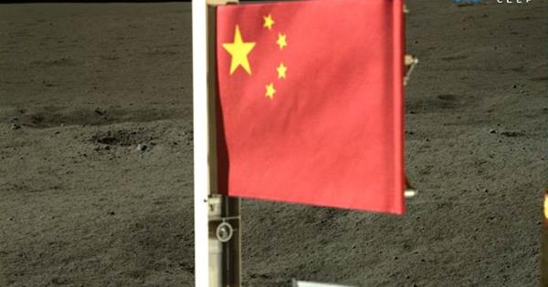 Regresa nave china con muestras de roca lunar