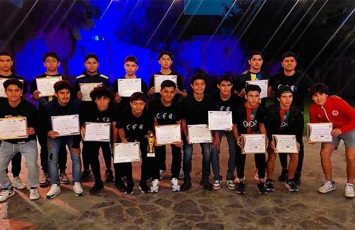 Entrega Cefor reconocimiento a futbolistas