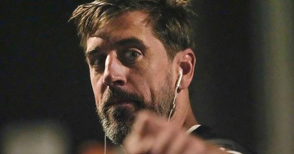 Aaron Rodgers en duda para el cierre de pretemporada