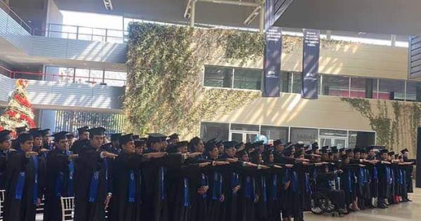 Los padres de M. Alejandro reciben su título