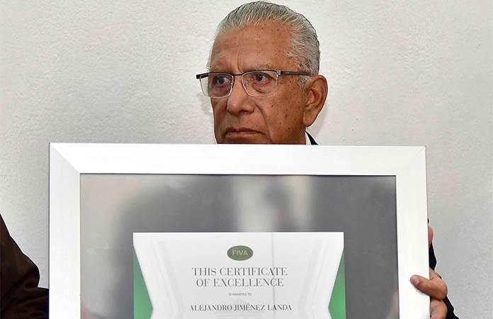 Reconocen trayectoria de Alejandro Jiménez