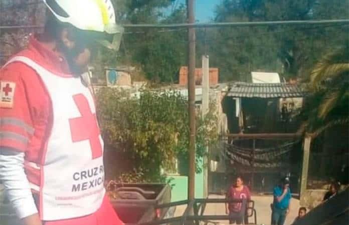 Cae de un segundo piso y sobrevive