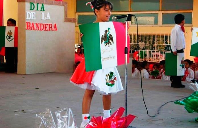 Alumnos realizan el juramento a la Bandera