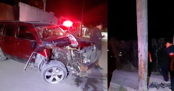 Choca Conductor Contra Poste Y Huye