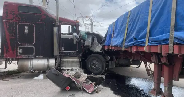 Chocan Tráileres En Zona Industrial