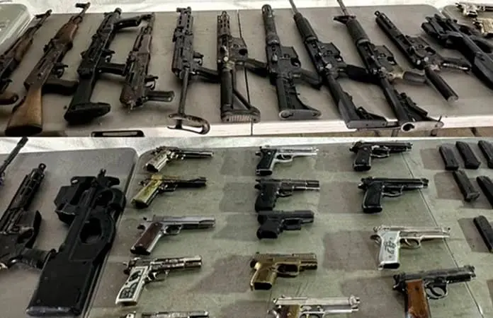 Decomisan armas y droga en penal de Culiacán