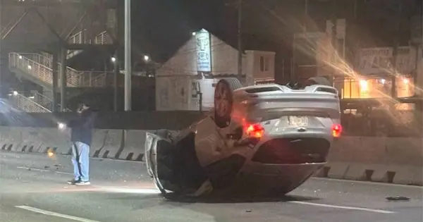 Raudo carro vuelca en bulevar Rocha Cordero