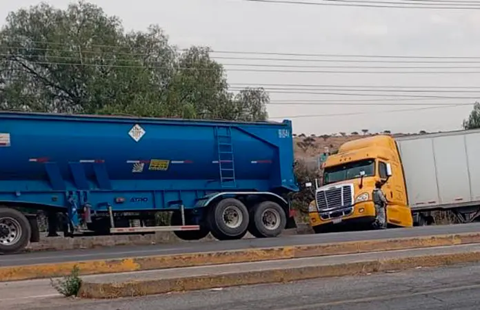 Salida y choque de un tráiler en la Carr. a Zacatecas