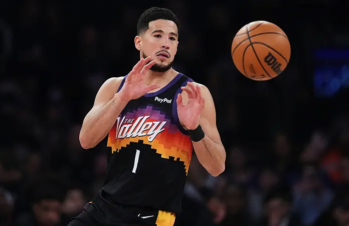 Booker regresa y guía gane de Suns