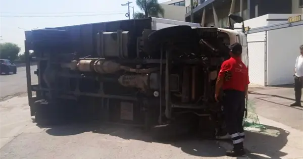 Atención de Protección Civil por volcadura tracto corto en capital