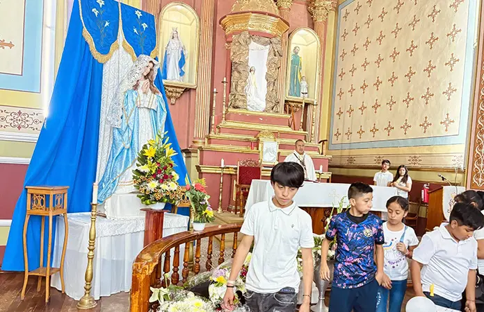 Llevan primera flor de mayo a Virgen María
