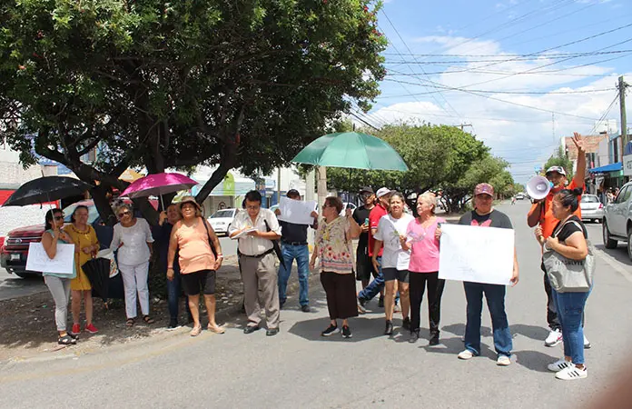 Por falta de agua, colonos bloquean Av. Ricardo B. Anaya