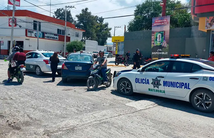 Chocan auto y taxi en céntrico crucero