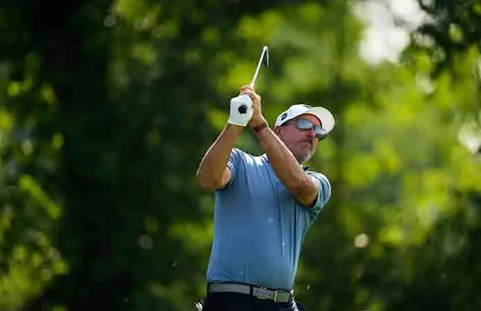 Expulsan a Mickelson de club de golf