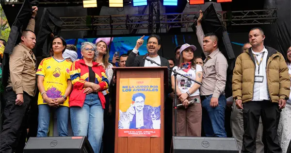Iván Cepeda cierra campaña para balotaje en Colombia