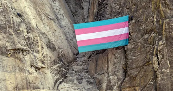 Guardabosques de Yosemite despedido por bandera trans