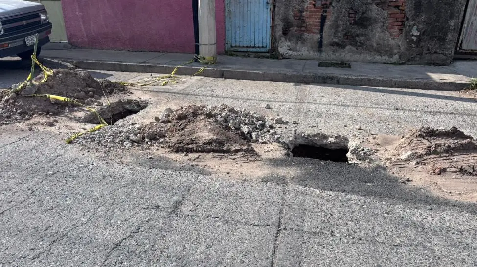 Persisten fuga en Las Piedras; Interapas dejó zanjas abiertas