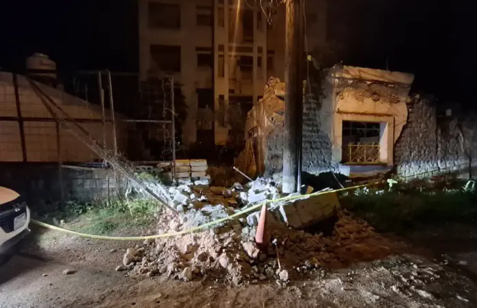 Lluvias provocan caída de árbol y una barda