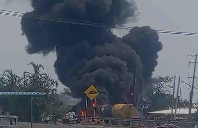 Pipa con combustible choca y causa explosión